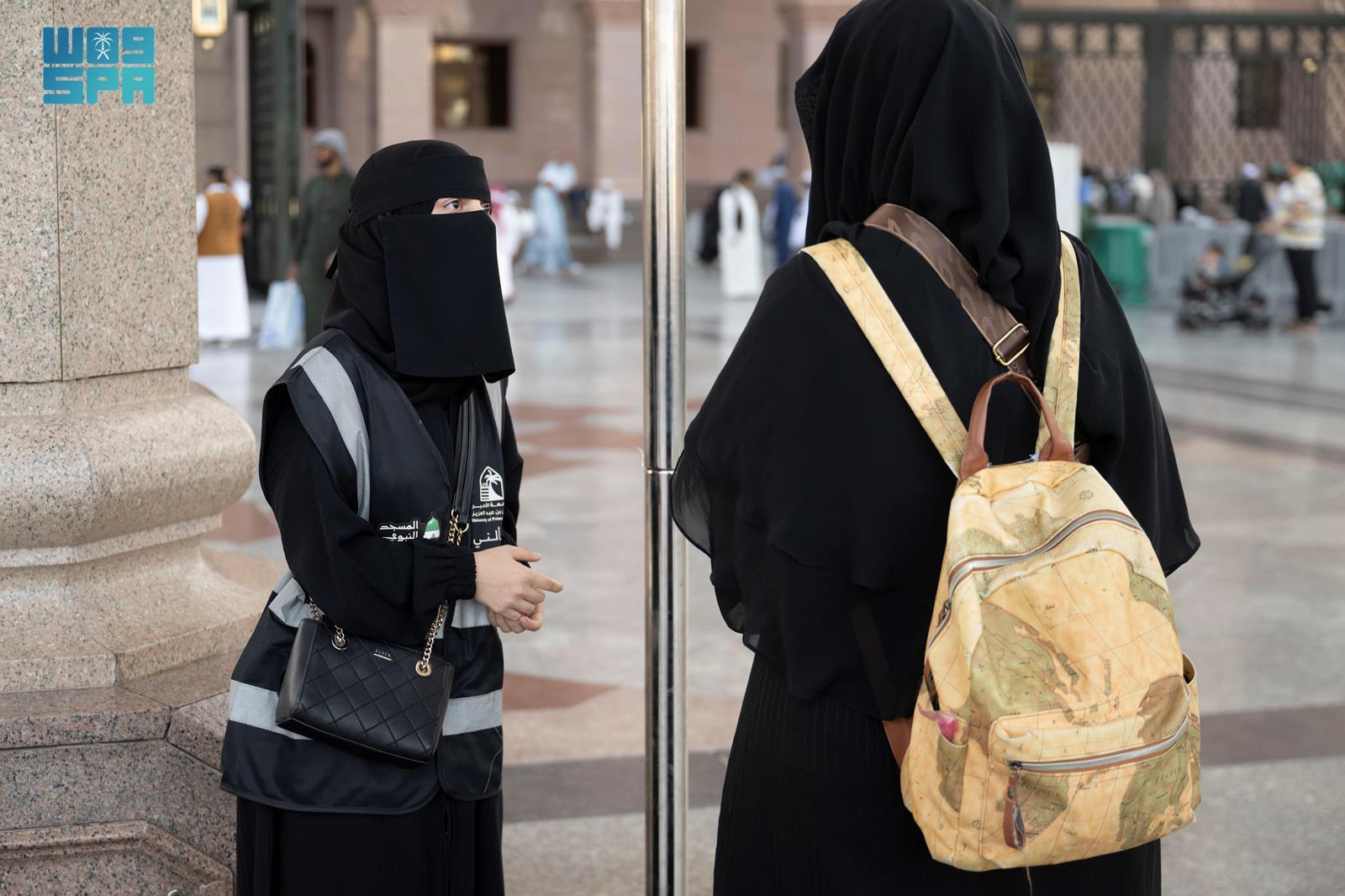 Service and Devotion: Thousands of Volunteers Aid Worshippers at ...