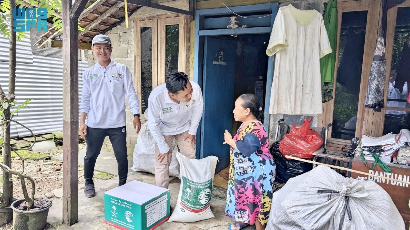 KSrelief Distributes 450 Food Baskets in Indonesia’s Central Java Province