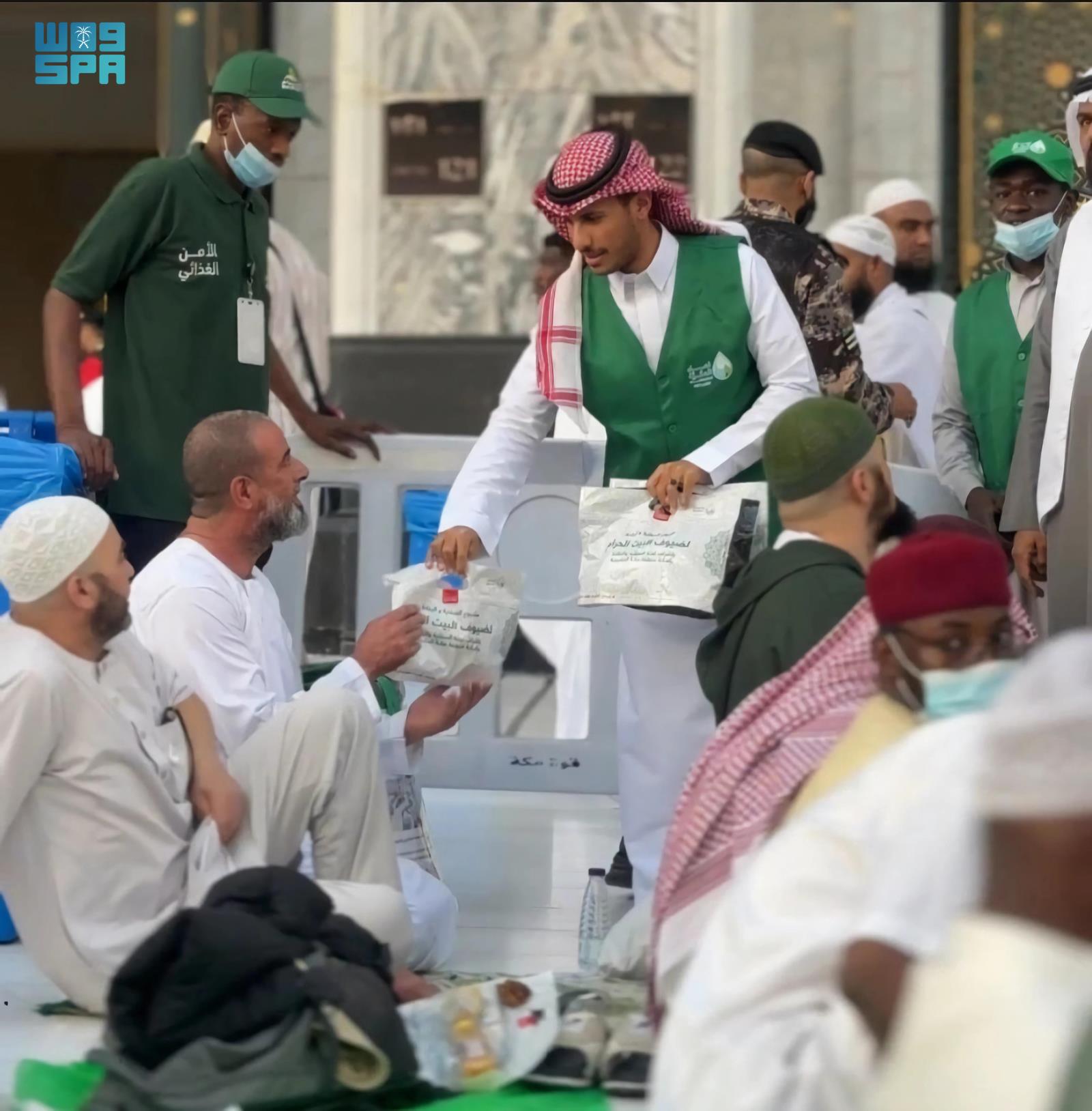 L'Association « Nmaa Makkah » distribue plus de 183 000 bouteilles d ...