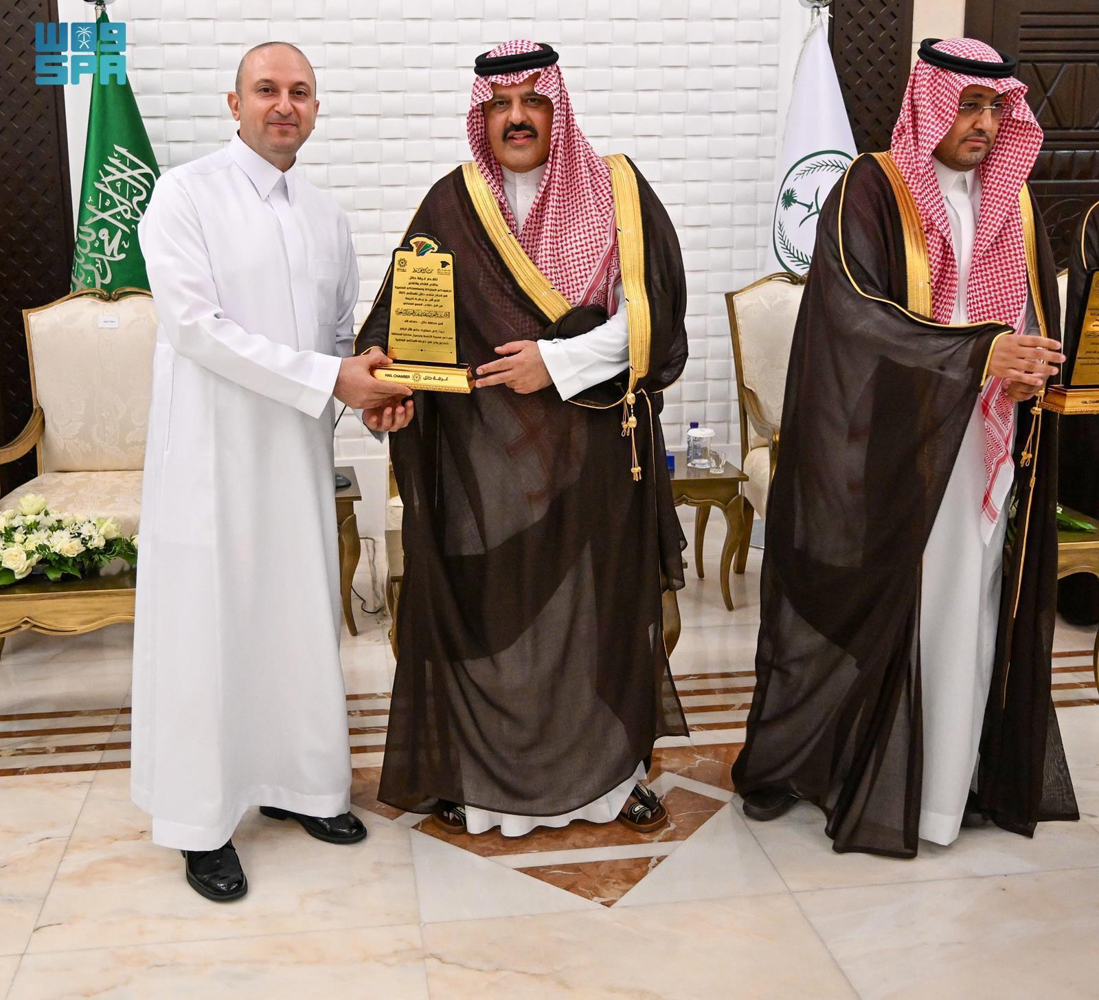 اقتصادي / أمير منطقة حائل يكرّم المساهمين في نجاح "منتدى حائل للاستثمار ...