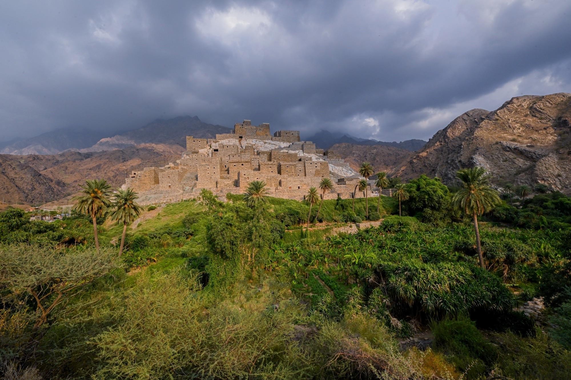 علت جریان داشتن آب در تمام طول سال در روستای «ذی‌عین» چیست؟